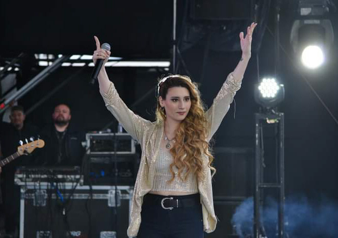 Quién es Narella Ontivero, la cantante de Río Gallegos que busca su ...