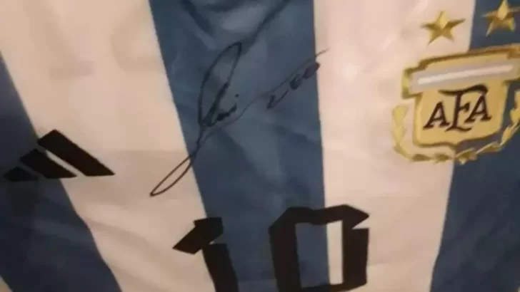 Un empresario pagó 11 millones de pesos por una camiseta firmada por Messi a beneficio de un ...
