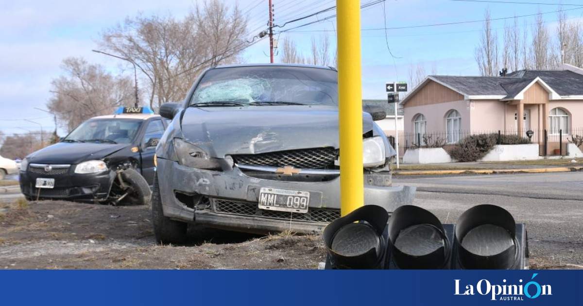 Auto chocó con un taxi y derribó un semáforo en el macrocentro de Río ...