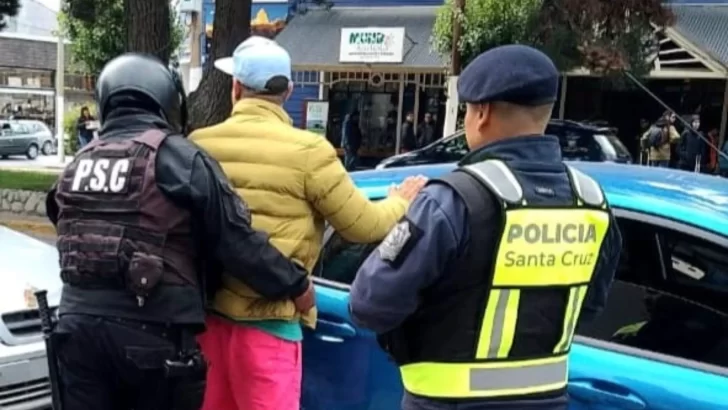 Lo Detuvieron Por Discutir Agresivamente En La Calle Y Descubrieron Que
