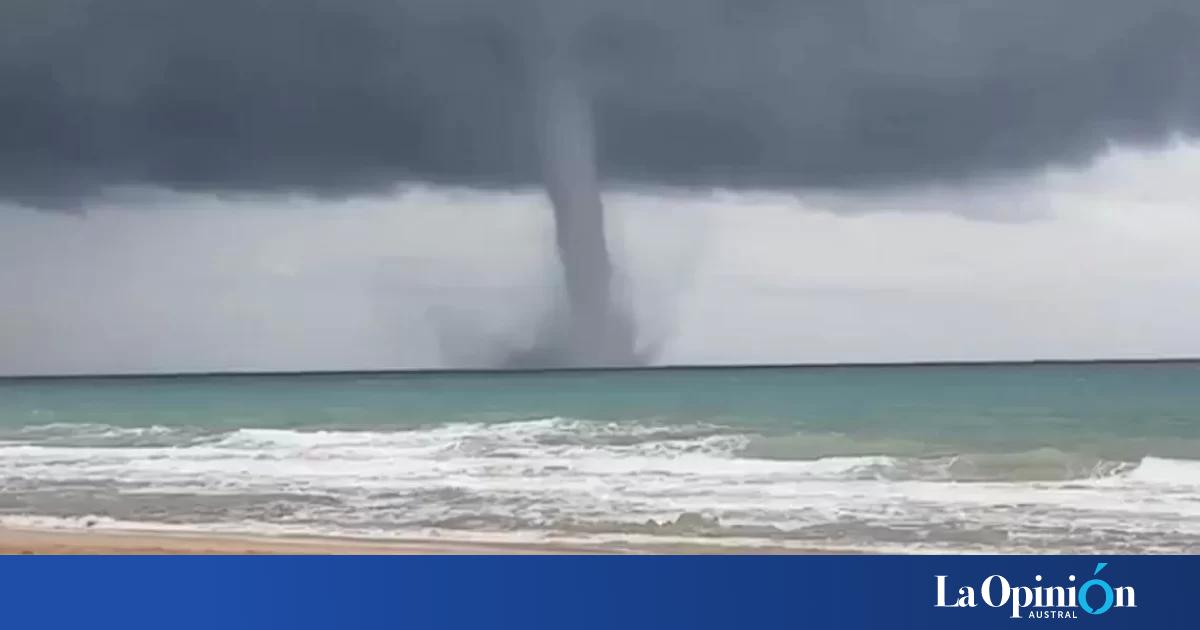 Una tromba marina sorprendió a los vecinos de Necochea: qué es el extraño fenómeno y por qué se ...