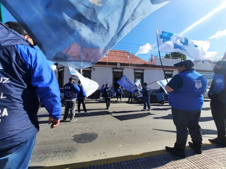 Afiliados de UTA protestaron frente al Municipio por el conflicto con ...