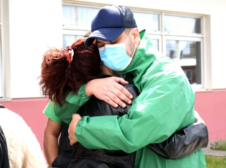 Emotivo homenaje a Claudio Carrizo en el Hospital Zonal de Caleta ...