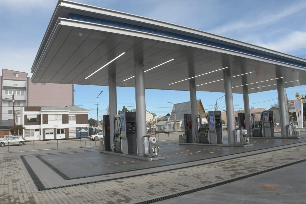 Quedó inaugurada la YPF “del futuro” en el predio del Automóvil Club ...