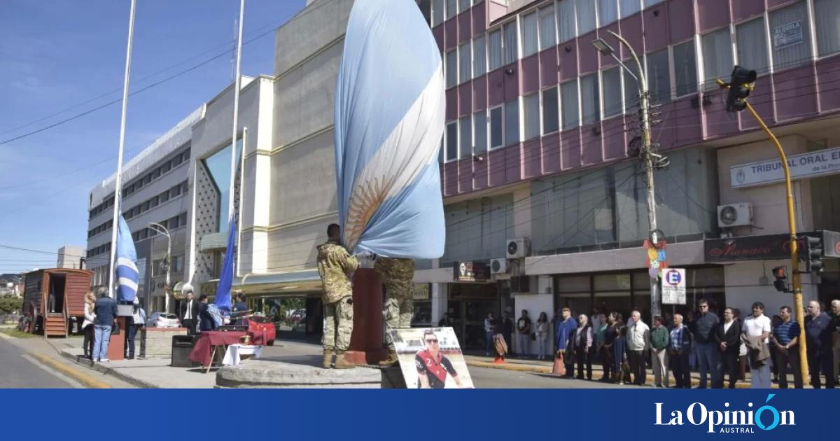 Izamiento a 206 años de la Batalla de San Lorenzo | La Opinión Austral