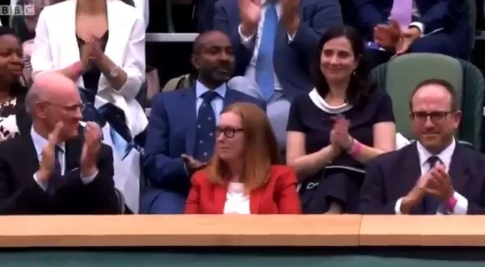 Video. En pleno Wimbledon, ovacionaron a Sarah Gilbert, quien diseñó la ...