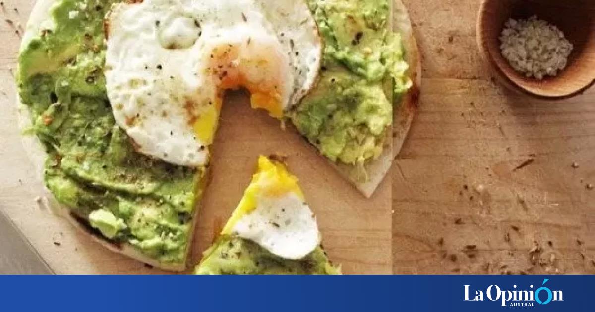 Receta: cómo preparar una nutritiva “pizza” de palta y huevo para el ...