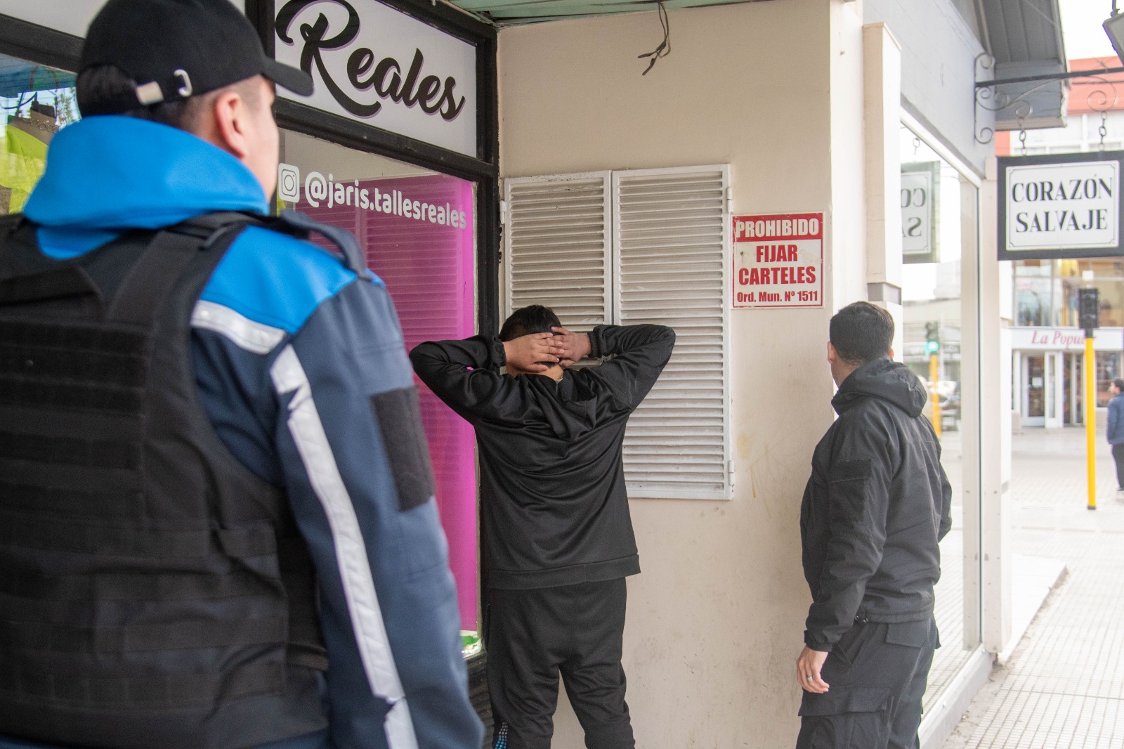 Dos adolescentes fueron detenidos tras protagonizar una pelea en pleno ...