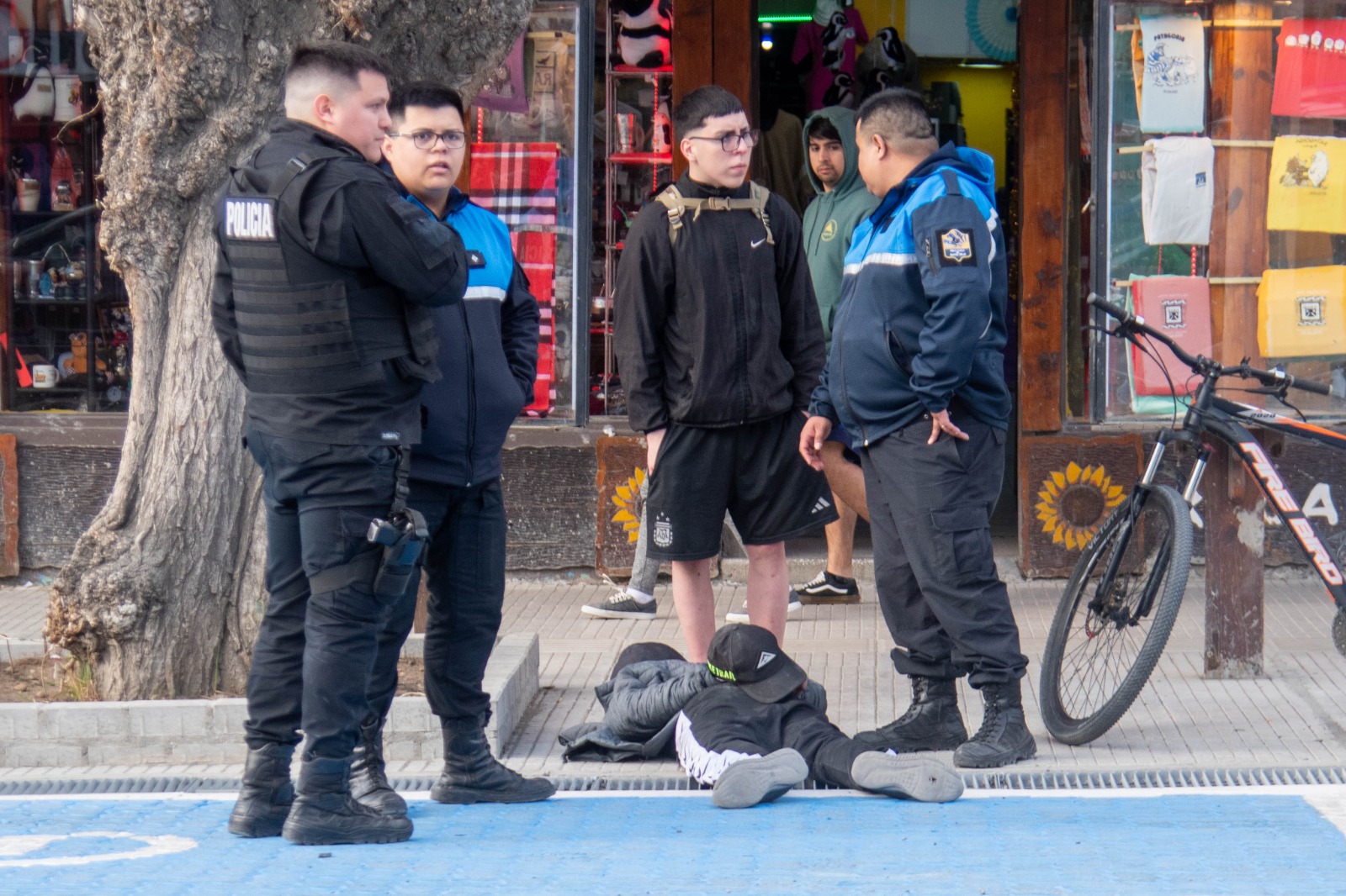 Dos adolescentes fueron detenidos tras protagonizar una pelea en pleno ...