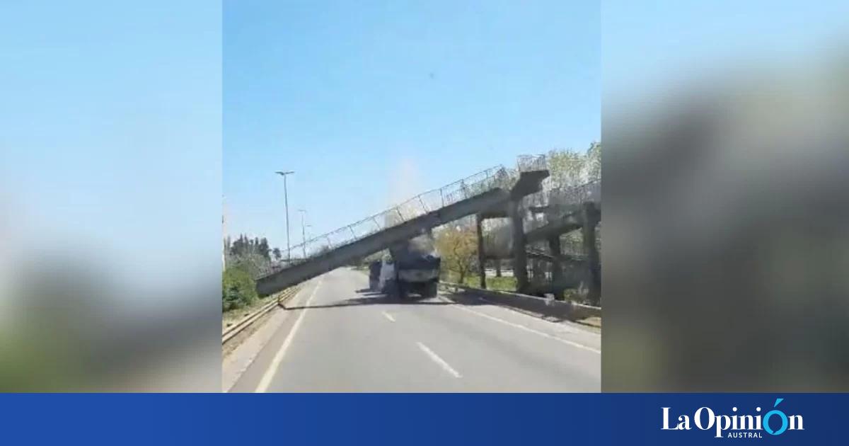 Impactante video. Un camión chocó contra un puente peatonal y lo tiró ...