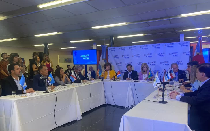 Con presencia de Eugenio Quiroga, vicegobernadores de 16 provincias ... Con presencia de Eugenio Quiroga, vicegobernadores de 16 provincias ...
