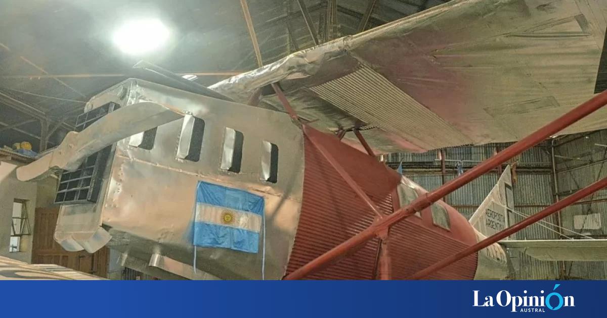Presentaron una réplica del avión que voló Saint Exupéry en Comodoro ...