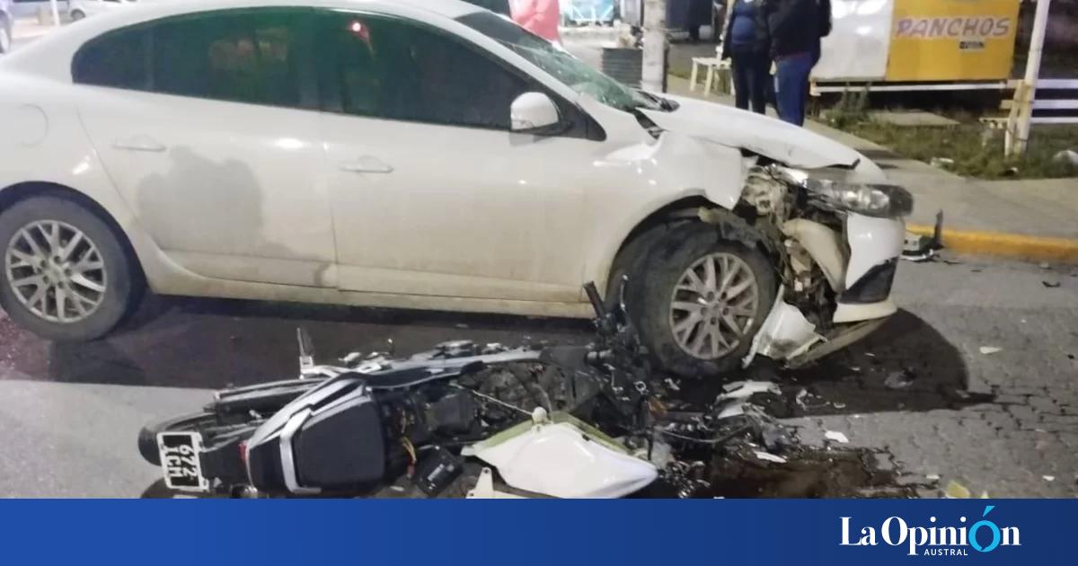 Fuerte choque entre una moto y un auto en la costanera de Río Gallegos ...