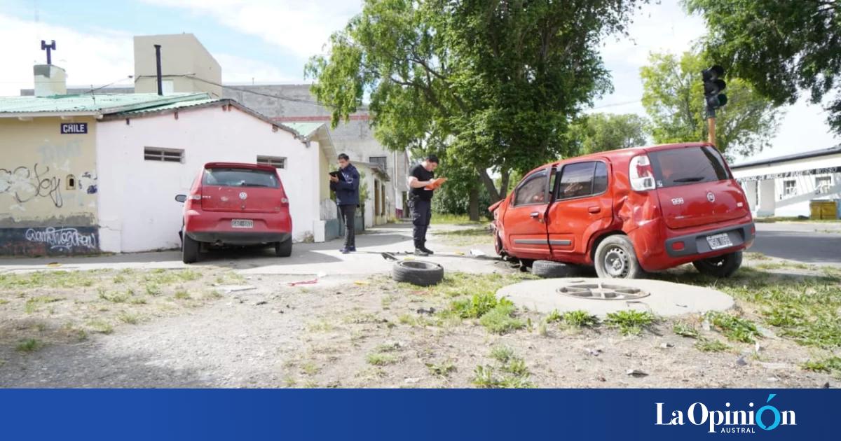 Fuerte choque en Río Gallegos: un auto subió a la vereda y golpeó la ...