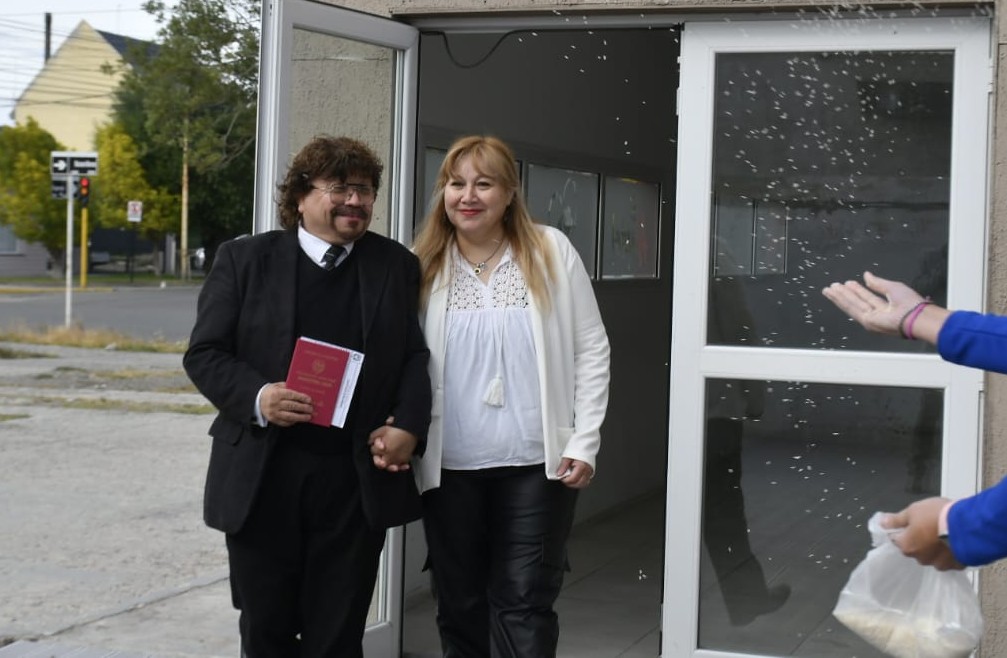 Rodolfo Valentín y Cintia Torres fueron la primera pareja en casarse en ...