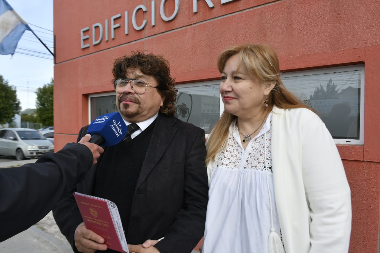 Rodolfo Valentín y Cintia Torres fueron la primera pareja en casarse en el Día de los Enamorados ...