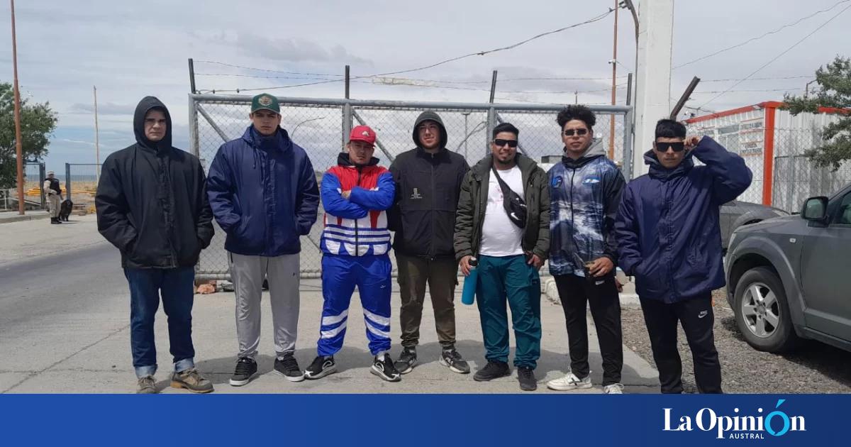 Trabajadores de la “banquina chica” protestan en el ingreso a Caleta ...