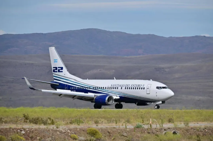Cómo es el “gigante” que combate el fuego en Chubut: el Boeing 737 ...
