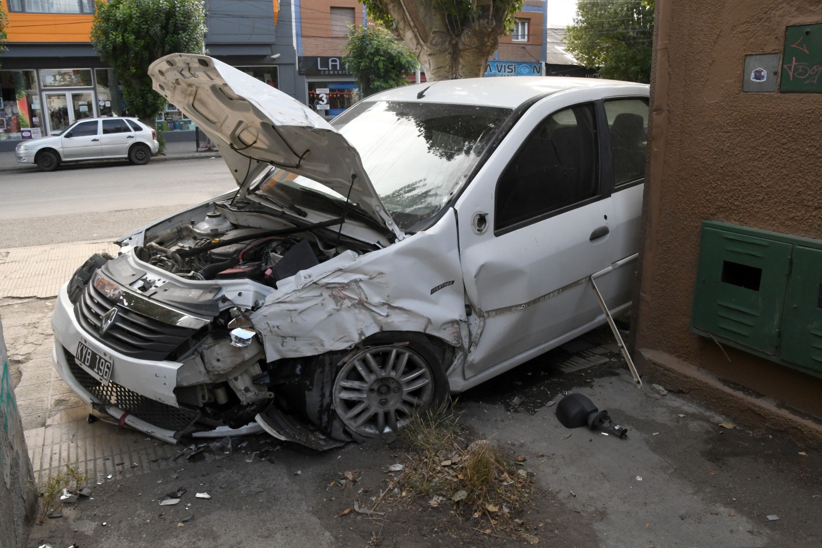 Mujer despistó en la Avenida Kirchner, golpeó un poste y chocó un ...