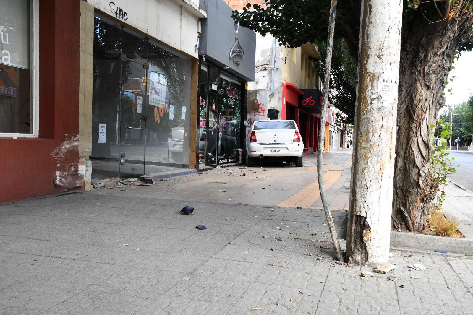 Mujer despistó en la Avenida Kirchner, golpeó un poste y chocó un ...