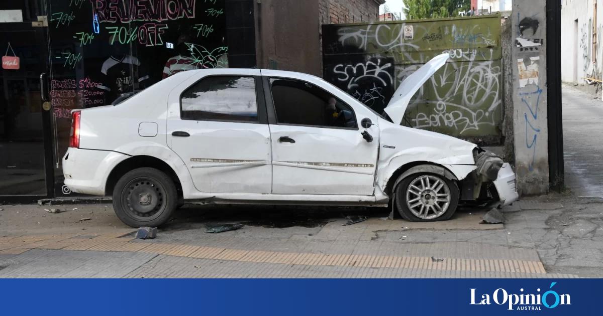 Mujer despistó en la Avenida Kirchner, golpeó un poste y chocó un ...