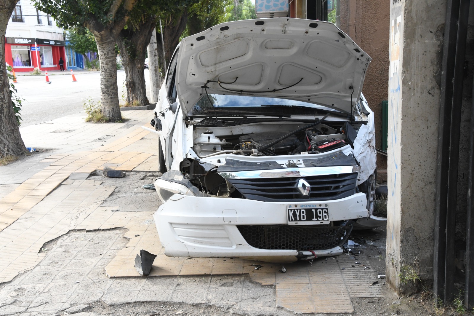 Mujer despistó en la Avenida Kirchner, golpeó un poste y chocó un ...