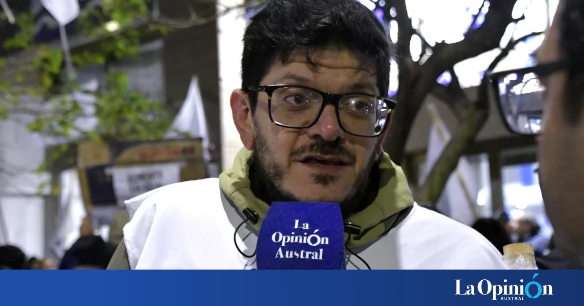 ADOSAC protestó fuera de la charla de Garrido y reclamó la apertura ...