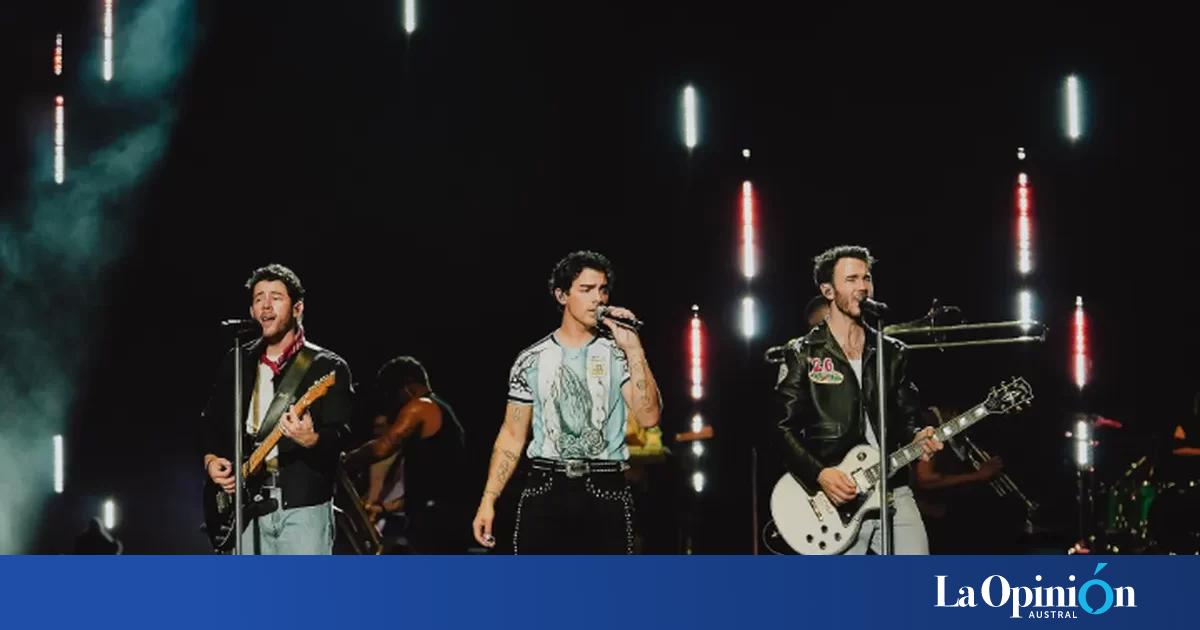 Jonas Brothers en Argentina: Joe Jonas busca la figurita de Messi junto ...