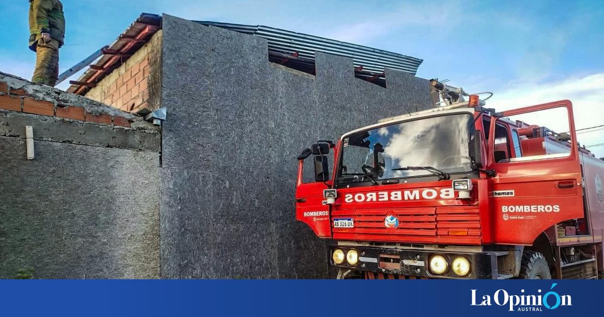 Bomberos aseguraron un techo desprendido por las fuertes ráfagas de ...