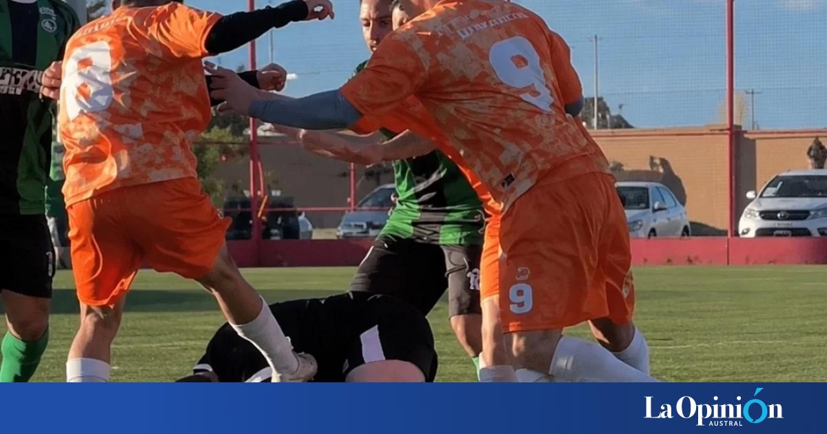 Un jugador golpeó y pateó en el piso al árbitro luego de ser expulsado ...